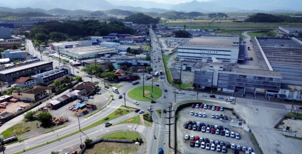 Jornal do Iririú / Noticias / Seinfra realiza retirada de canteiro em ...